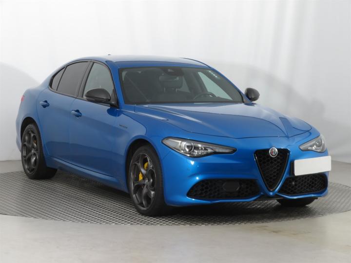 Alfa Romeo Giulia 2.0 Turbo 206kW sedan - sedan benzin