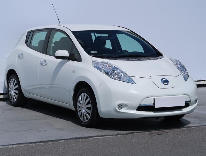 Nissan Leaf 30 kWh 80kW hatchback - hatchback elektro